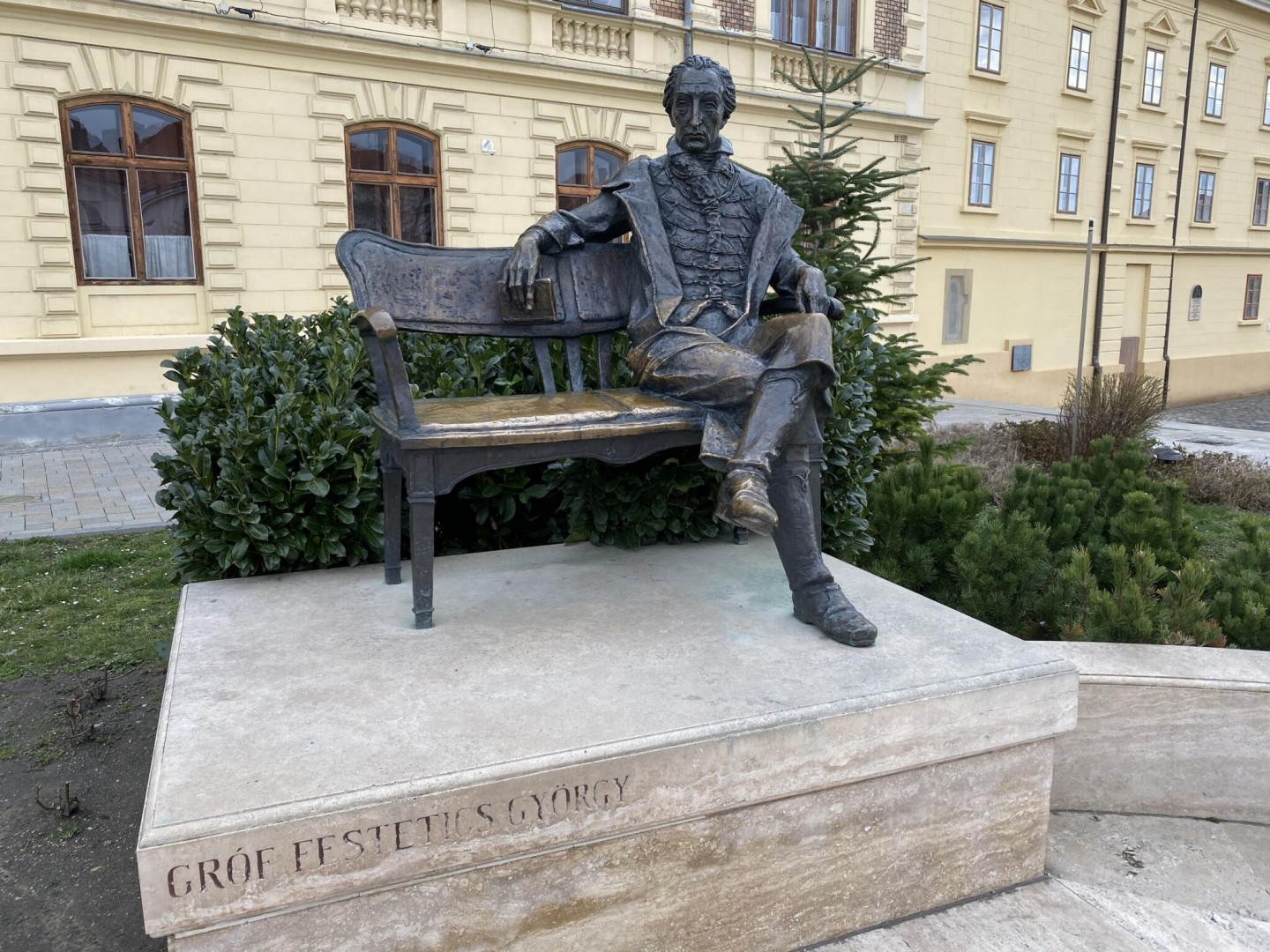 Gróf Festetics György ülőszobra | GoTourist